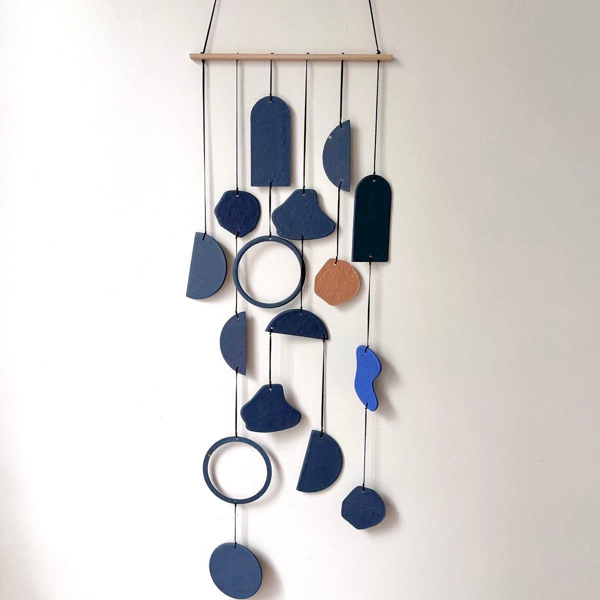 Grand mobile, collection circularité textile, bleu marin – atelier b