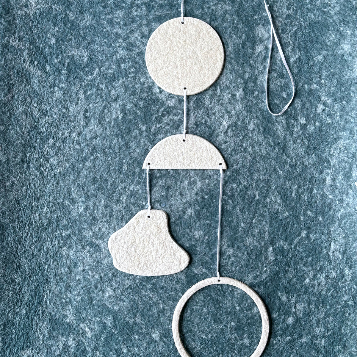 Petit mobile, collection circularité textile, uni – atelier b